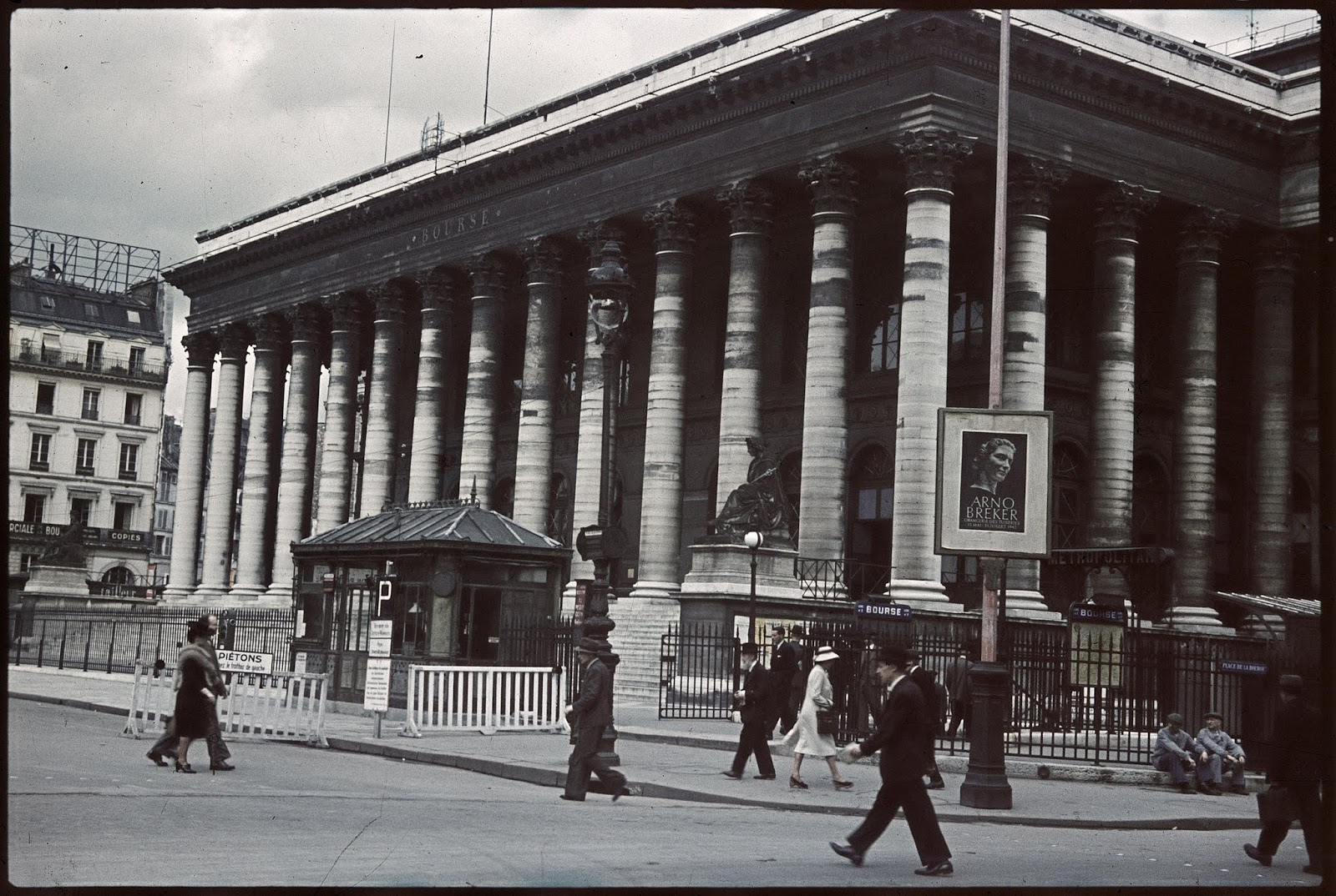 40 Amazing Color Photographs That Capture Street Scenes of Paris Under ...