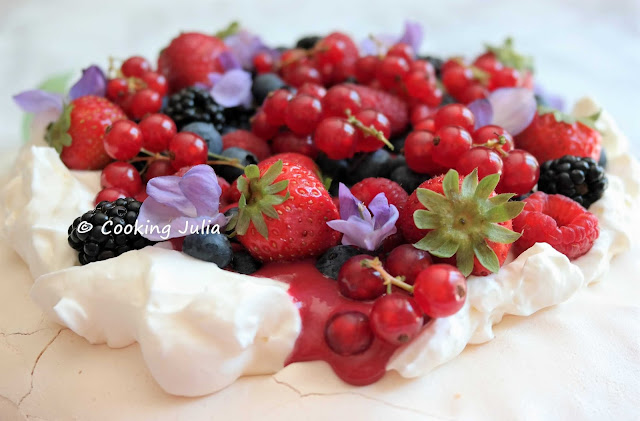 COOKING JULIA : PAVLOVA AUX FRUITS ROUGES ET CURD DE FRAMBOISE