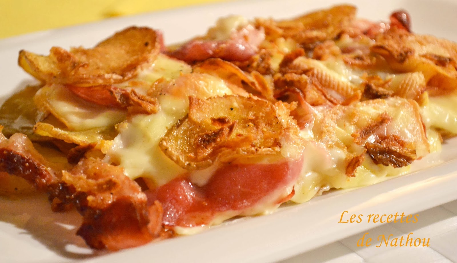 Gratin de pommes de terre rissolées au lard, fromage à raclette et ...