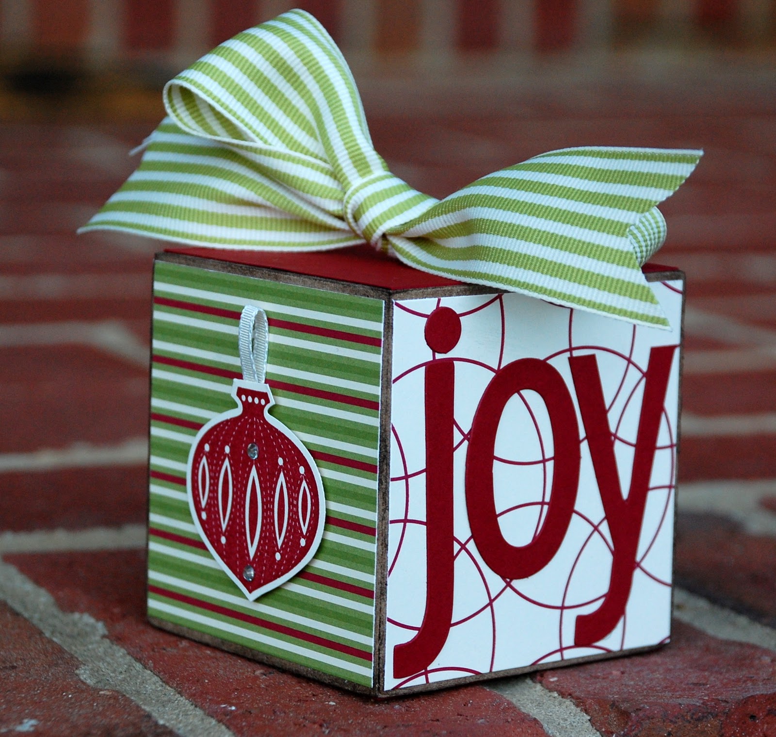 Creative Chat: Holiday Photo Block Decoration