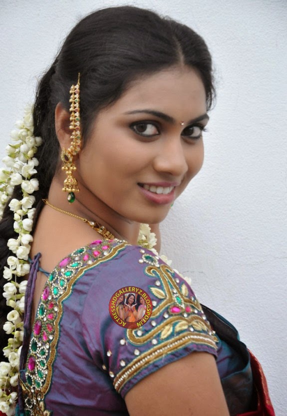 Actress HD Gallery: Siri sri Kannada movie Actress cute saree HD photo ...