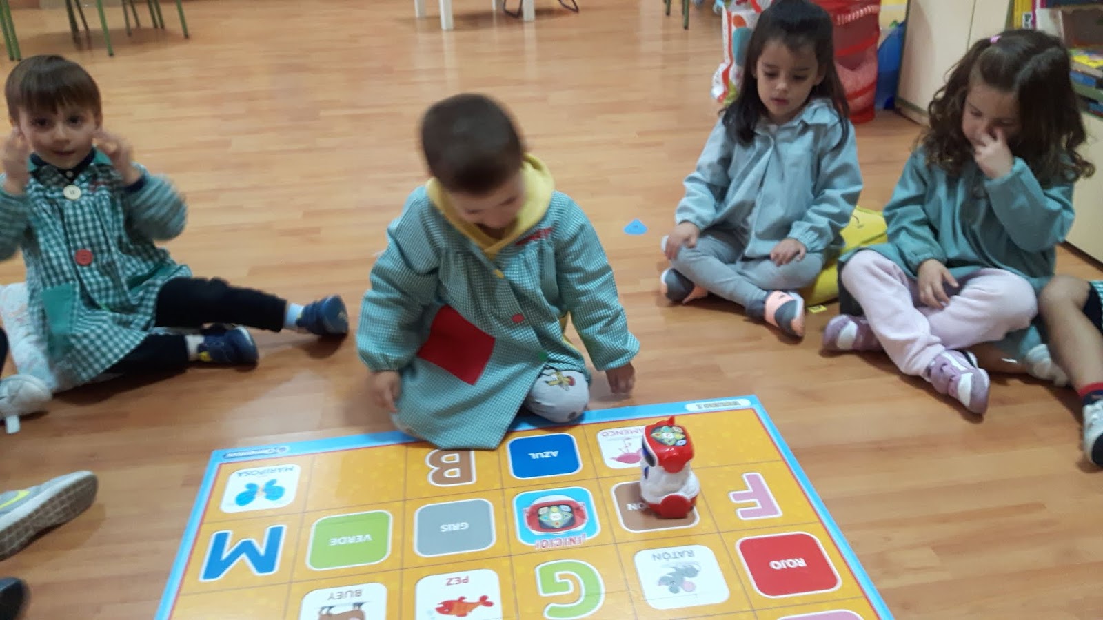 PEQUES SANTIAGO: Doc el robot, tangram y gran libro