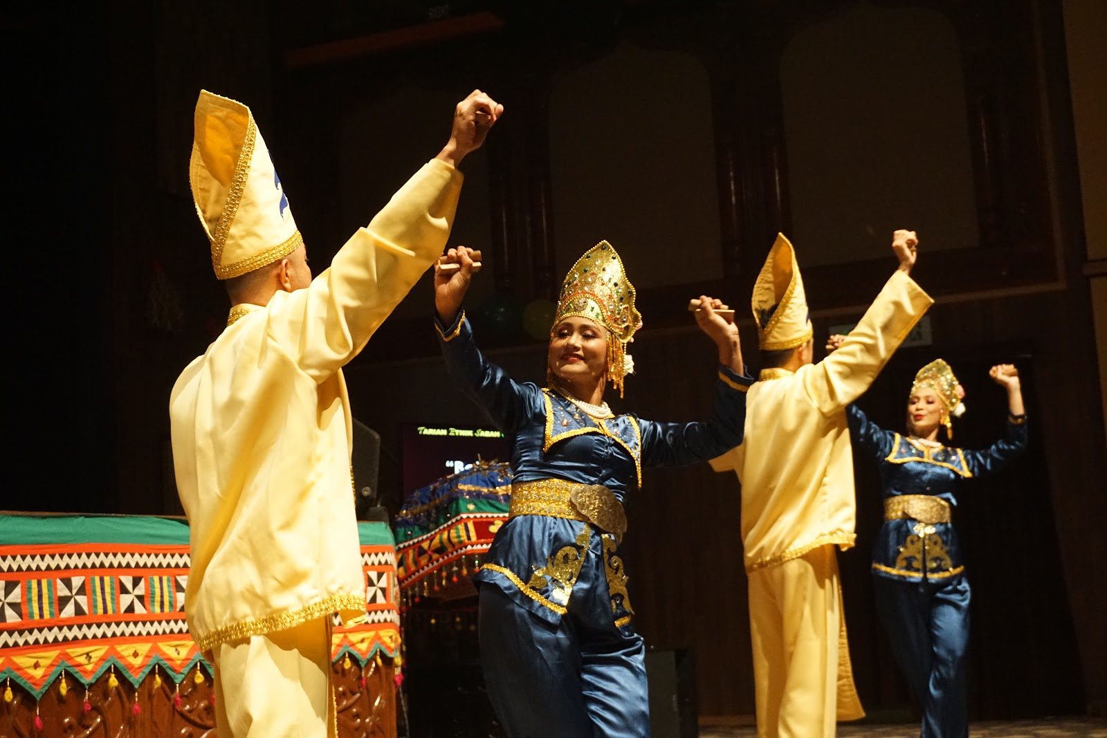 PERSEMBAHAN TARIAN ETNIK SABAH TITIK MENGALAI SEMPENA PANGGUNG SENI ...