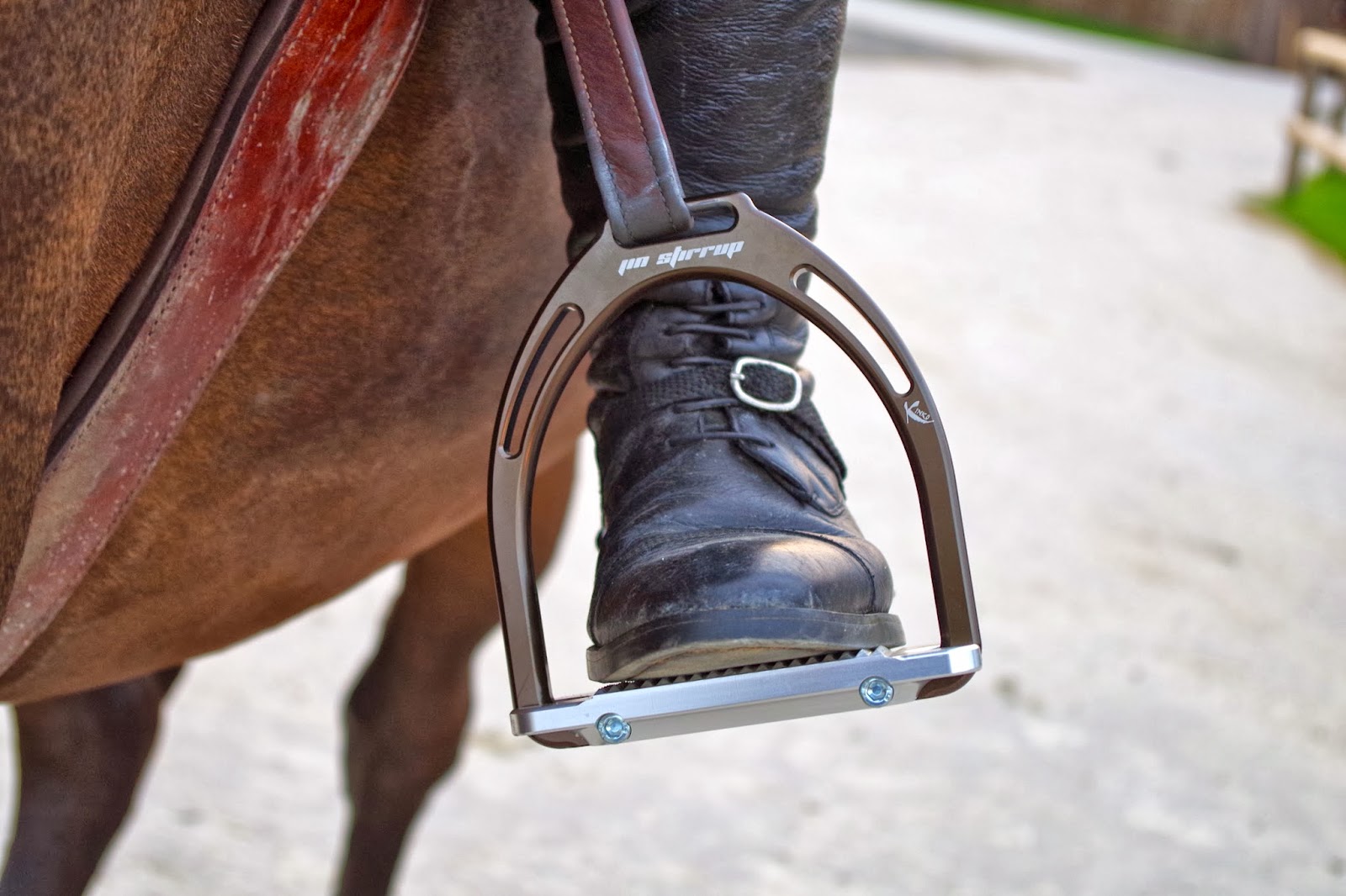 Je vais en parler à mon cheval...: Les étriers Kinko de chez Jin Stirrup