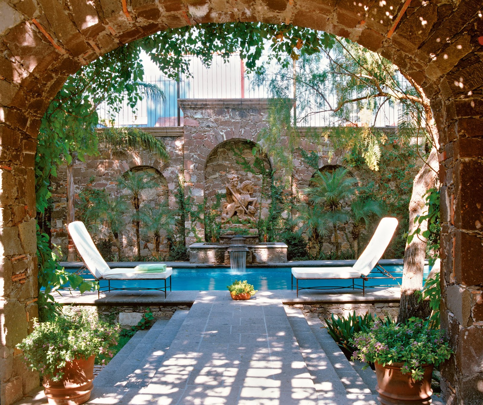 Splendid Sass: SPLASH: THE ART OF THE SWIMMING POOL