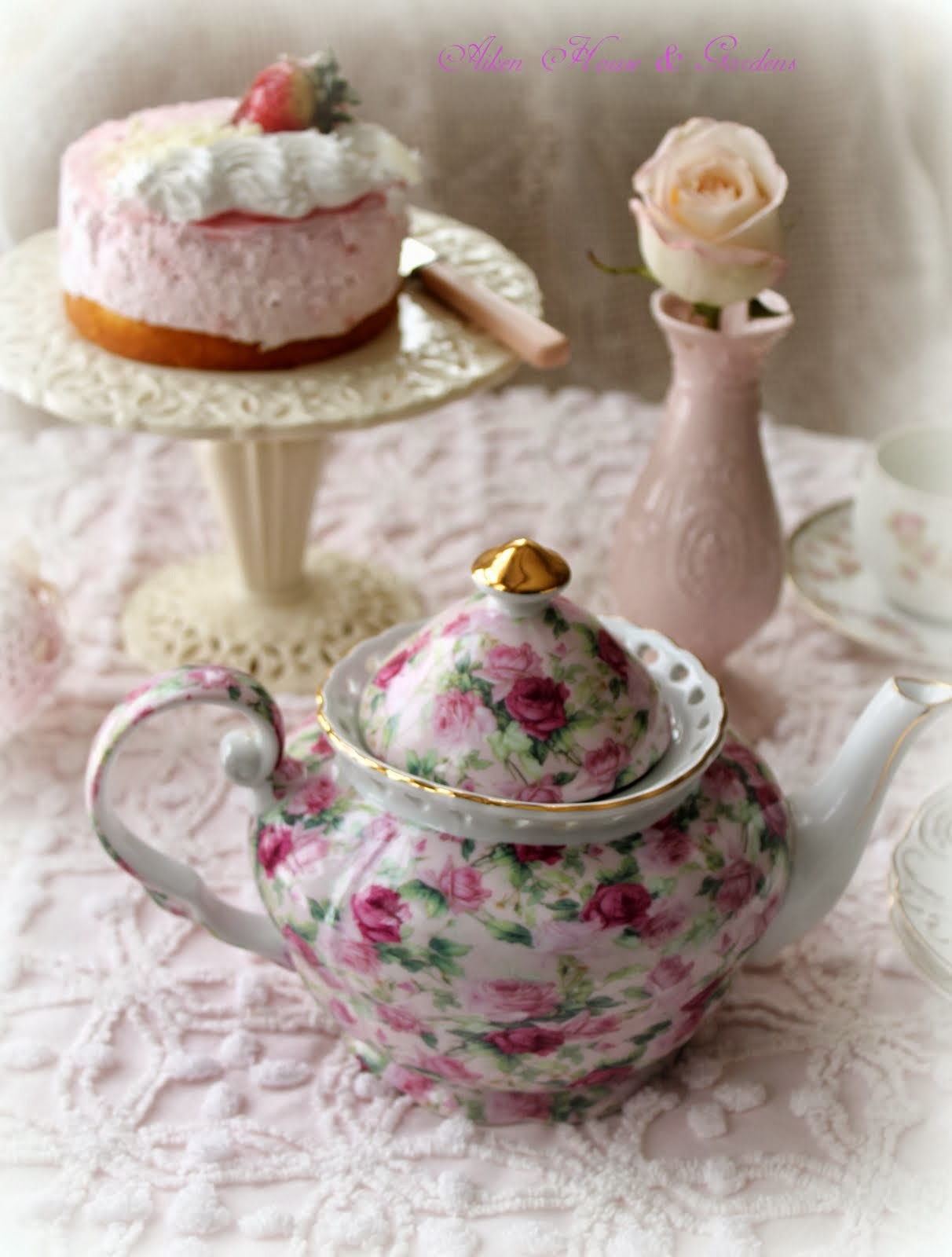 Aiken House & Gardens: Tea Cake and Roses