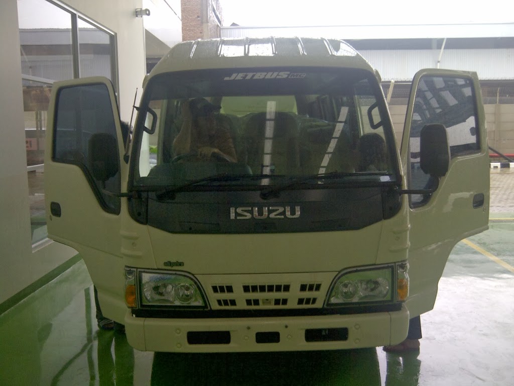 ISUZU ELF MIKROBUS Karoseri ADIPUTRO - Harga Isuzu Giga Cikarang Bekasi