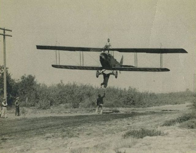 Vintage Photos of Pilots Perform Grand Aerial Stunts in the 1920s ...