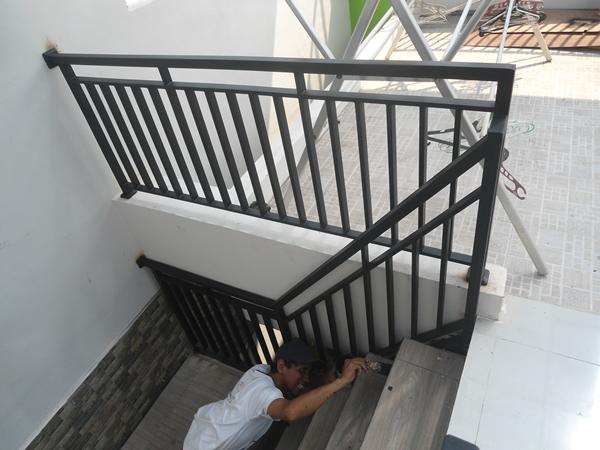 Contoh Tangga Besi Rumah Minimalis