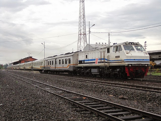 Kereta Api Turangga - Kereta Api Online