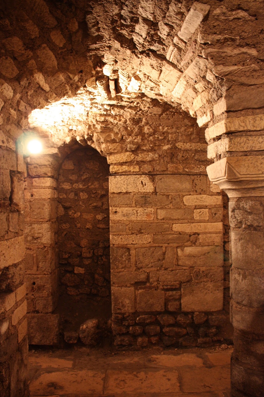 Atlas roman: Orléans - Crypte Saint-Avit (45)