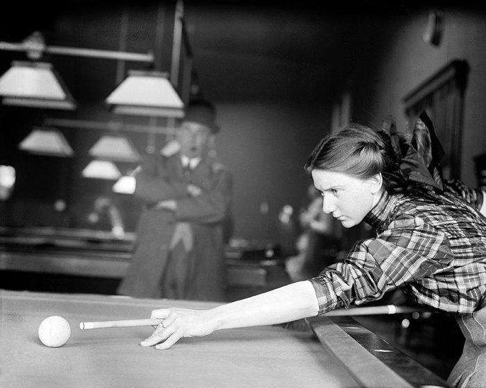 35 Interesting Black and White Photos of Women Playing Billiards From ...