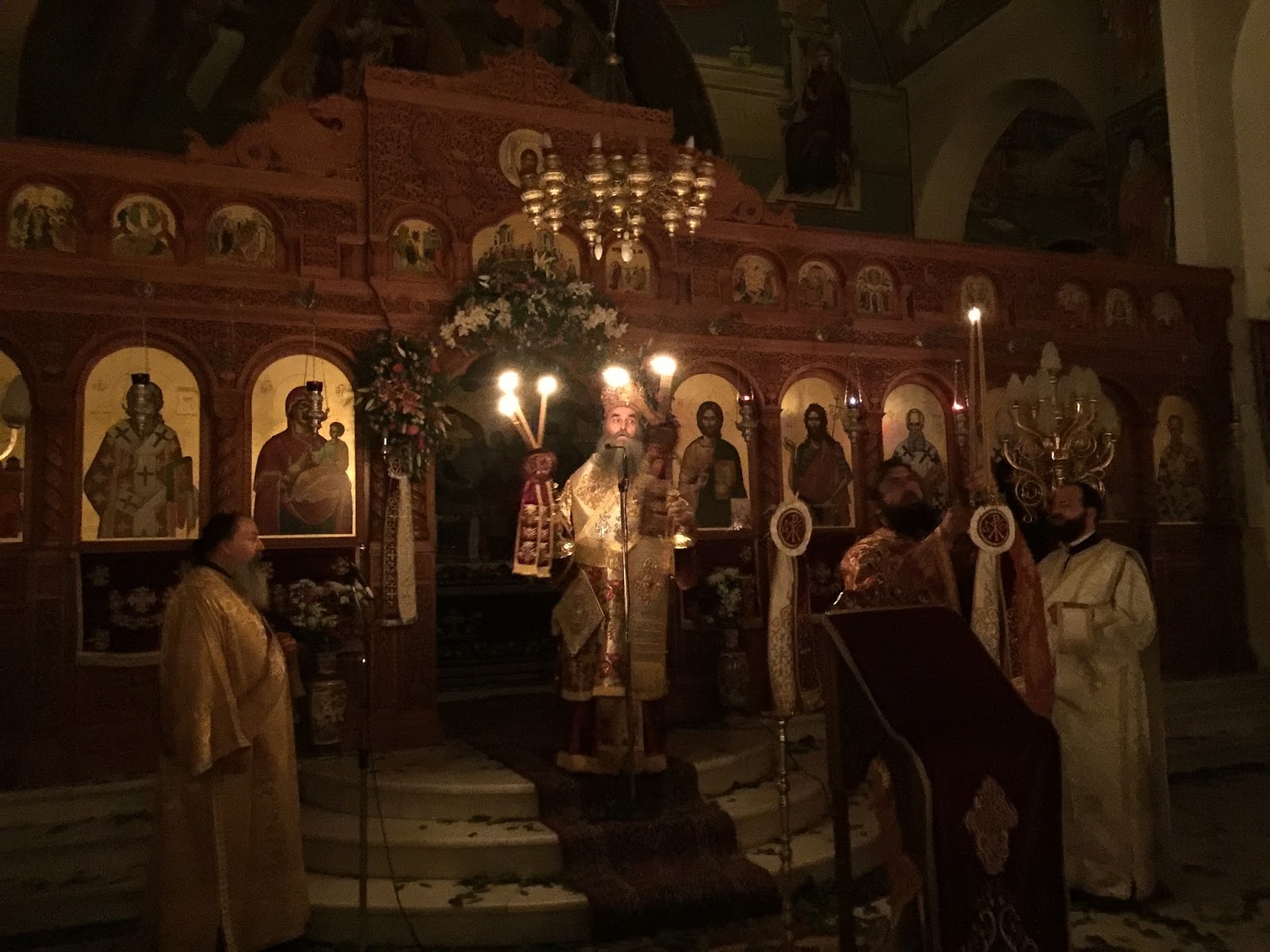 ΤΟ ανέσπερο Φως της Αναστάσεως γέμισε τις λαμπάδες των πιστών κατά την ...