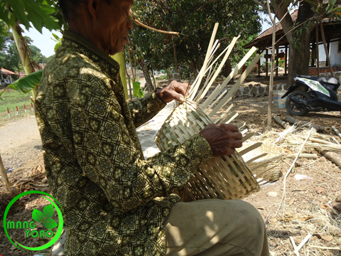 Kakek Membuat Carangka Anyaman Dari Bambu