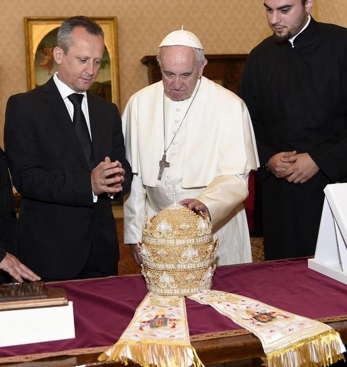 Klave Centesca THE BLOG: New Papal Tiara for the reigning Pontiff, Pope ...