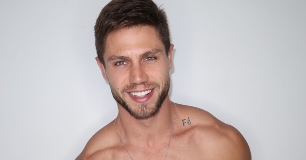 Jonas Sulzbach posa de sunga e exibe corpo sarado - Volume na Cueca