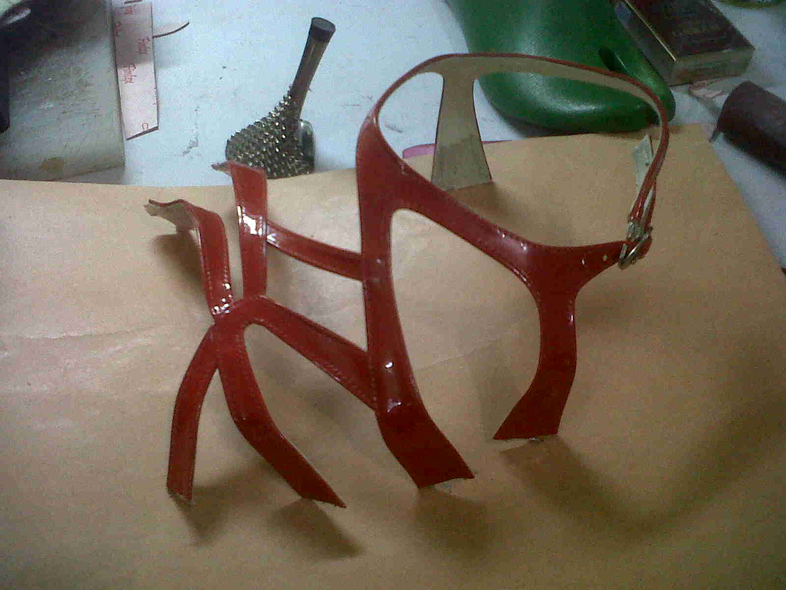 CARA PEMBUATAN POLA HINGGA PRODUKSI SEPATU/SANDAL SECARA MANUAL