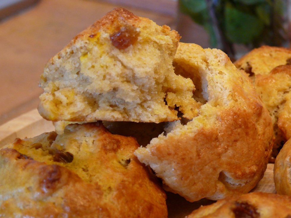 Scones all'uvetta con lievito madre - Édes mazsolás kovászos pogácsa ...