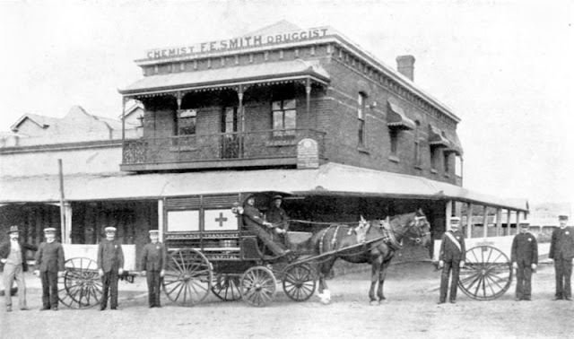 37 Historical Photos That Show Early Ambulances Over 100 Years Ago ...