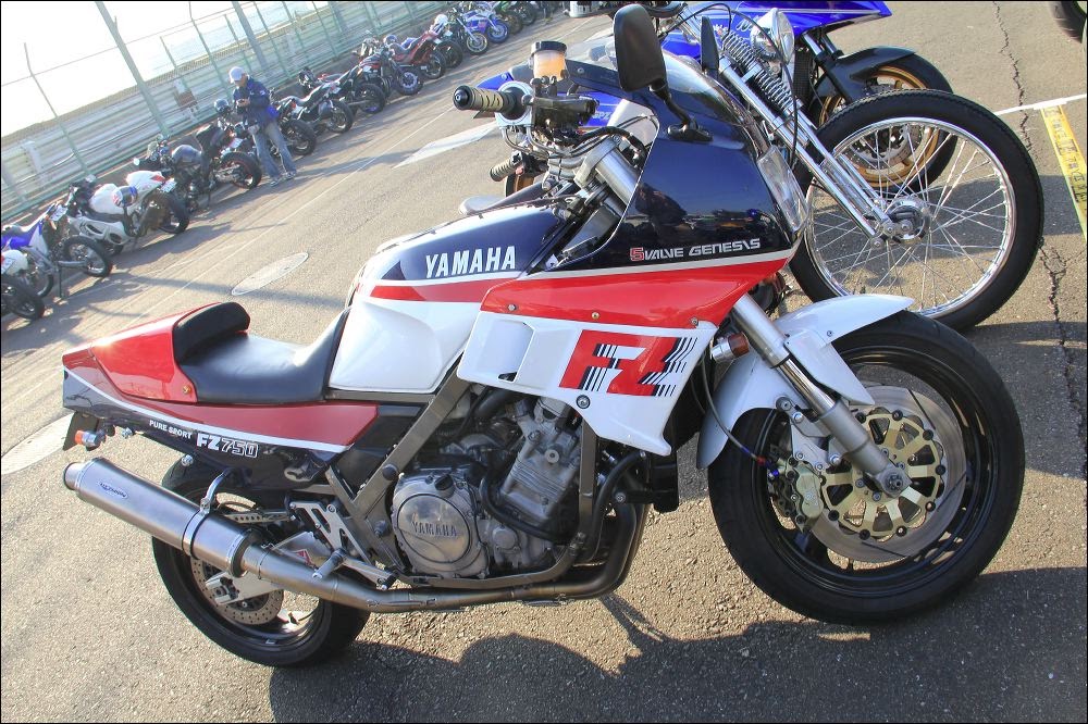 ROAD RIDER: YAMAHA FZ750 Custom Machine