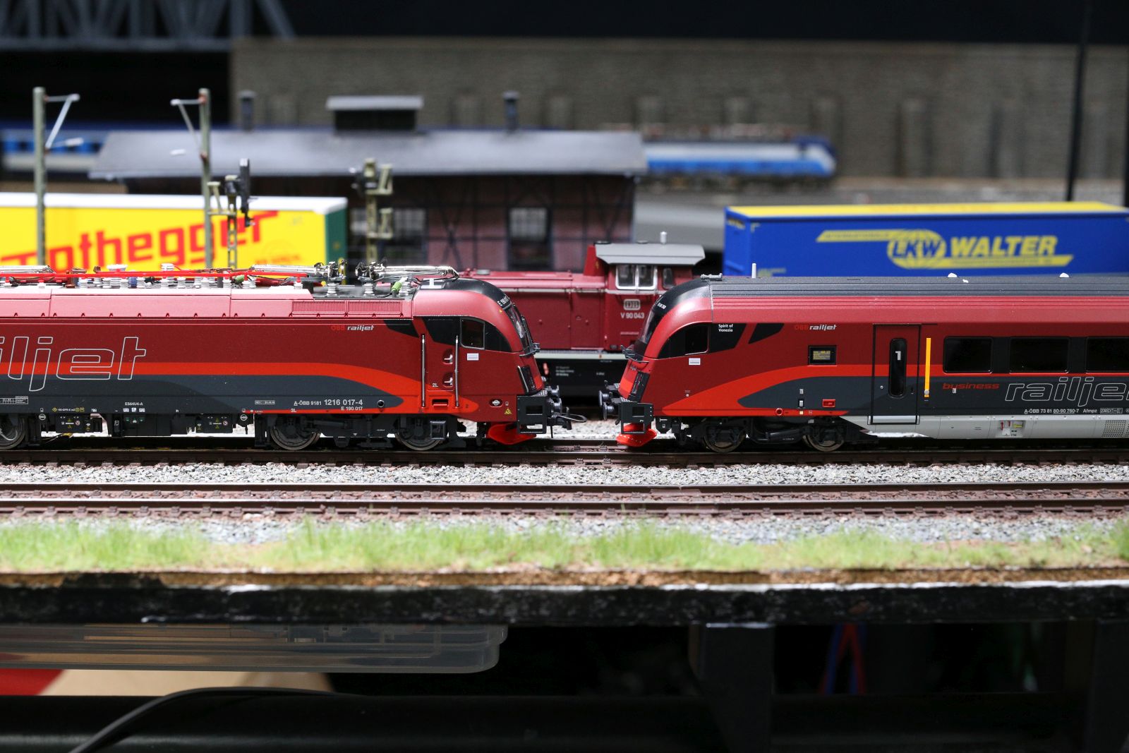 制御客車の金属パーツはやはり切断する必要があるタイプだった。