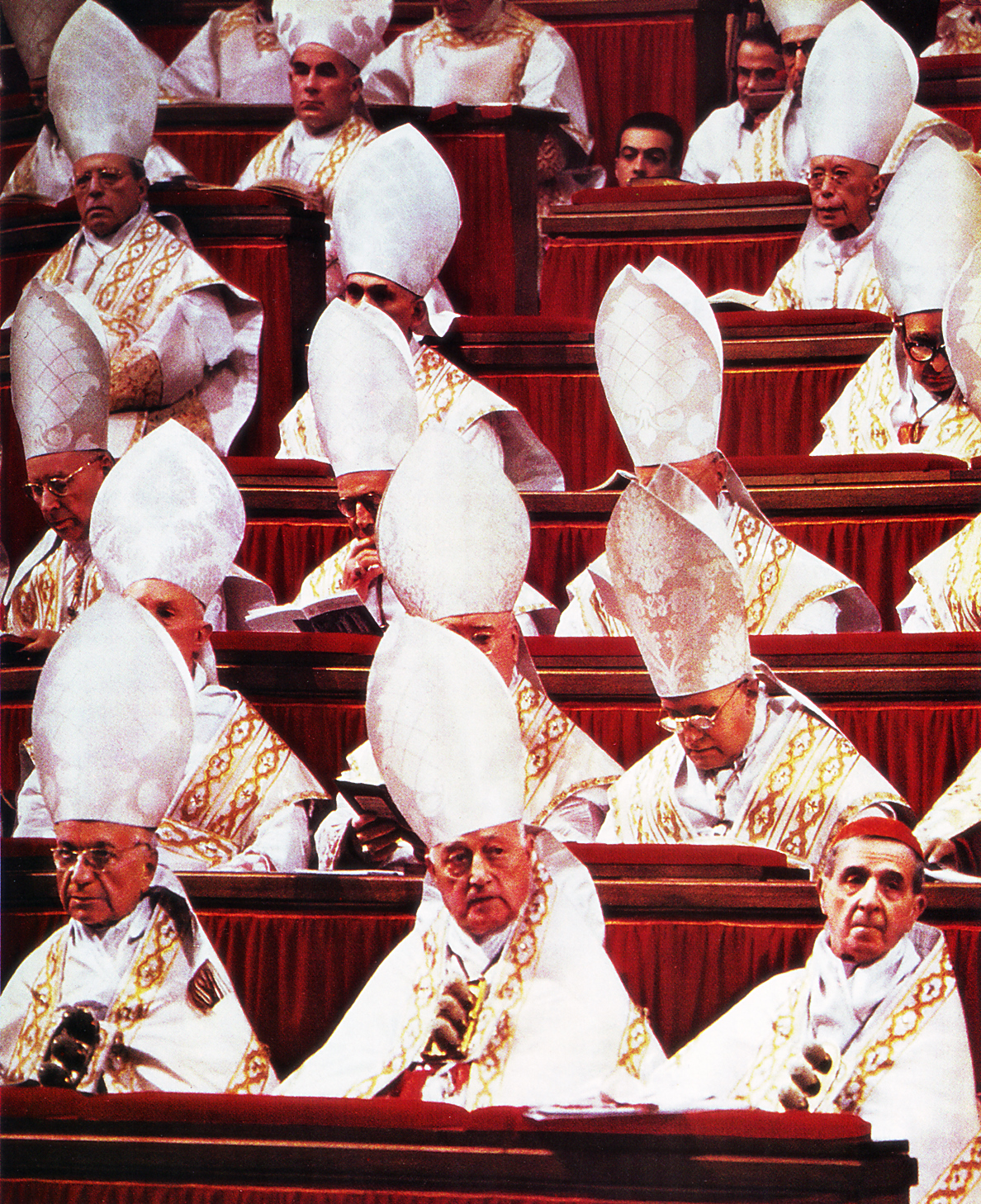 SACRIS SOLEMNIIS: Liturgie papali: ai signori cardinali, una mitria ...