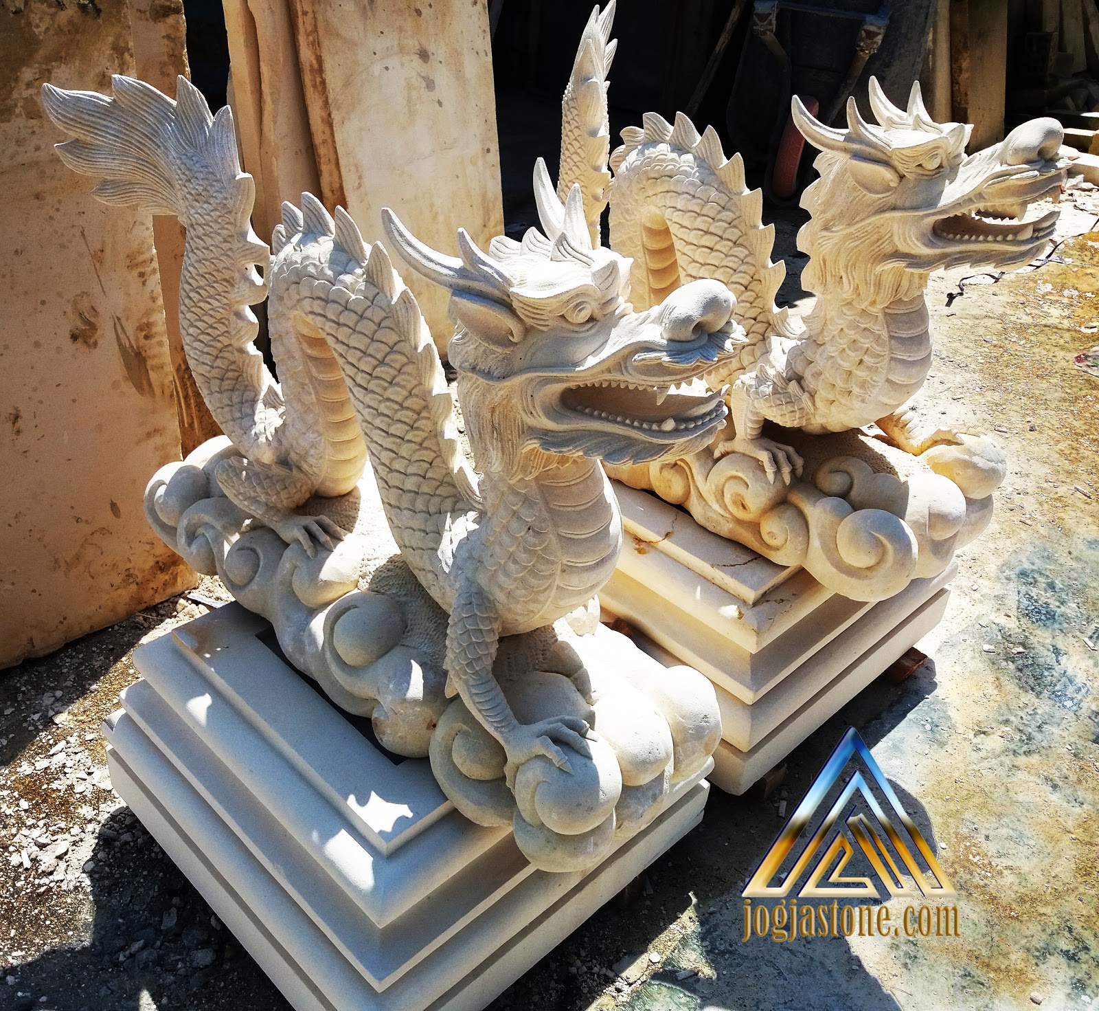 patung naga batu alam