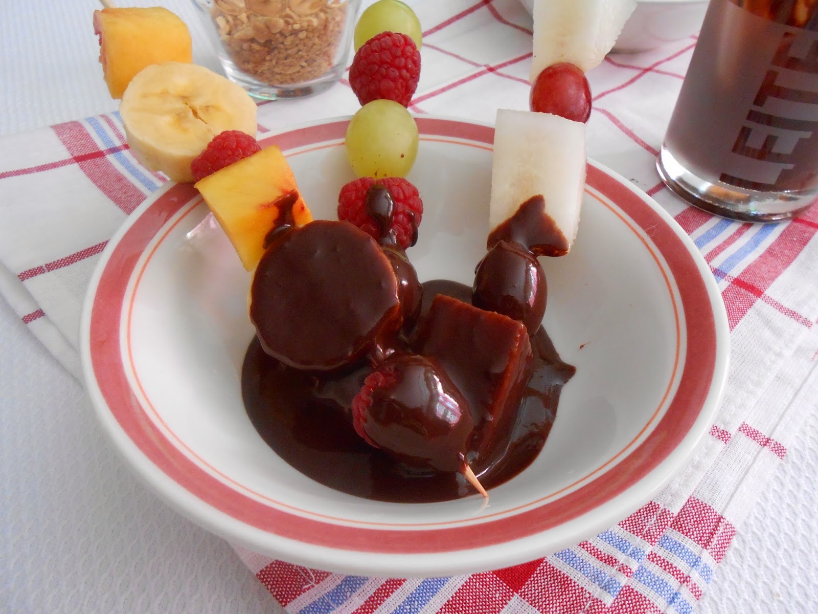 Pinchos de fruta con chocolate ~ Con sabor a huerto