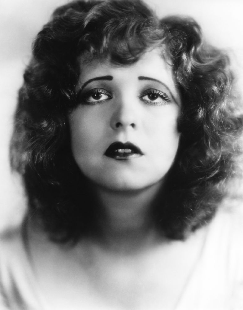 10 Beautiful Portraits of Clara Bow With Her Dreaming Eyes From the ...