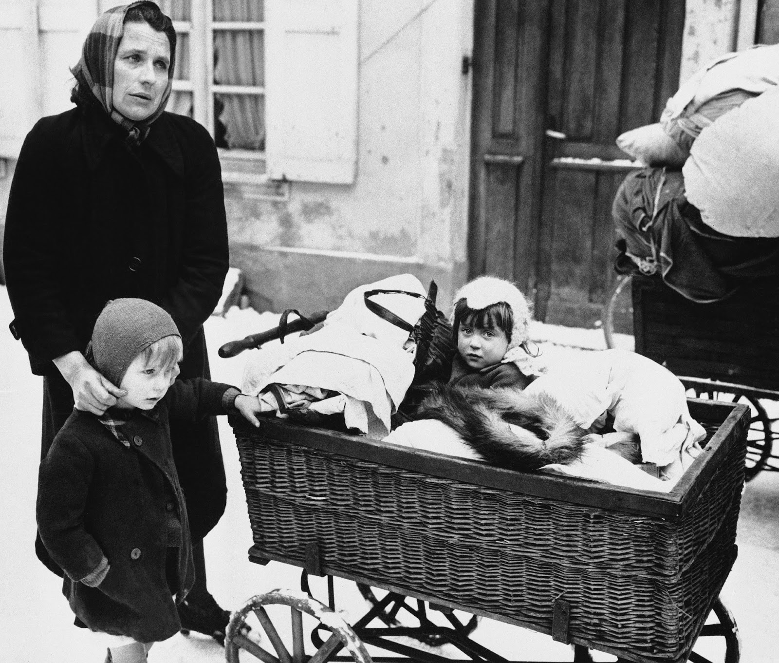21 Haunting Vintage Pictures of the Refugee Crisis Caused by World War ...