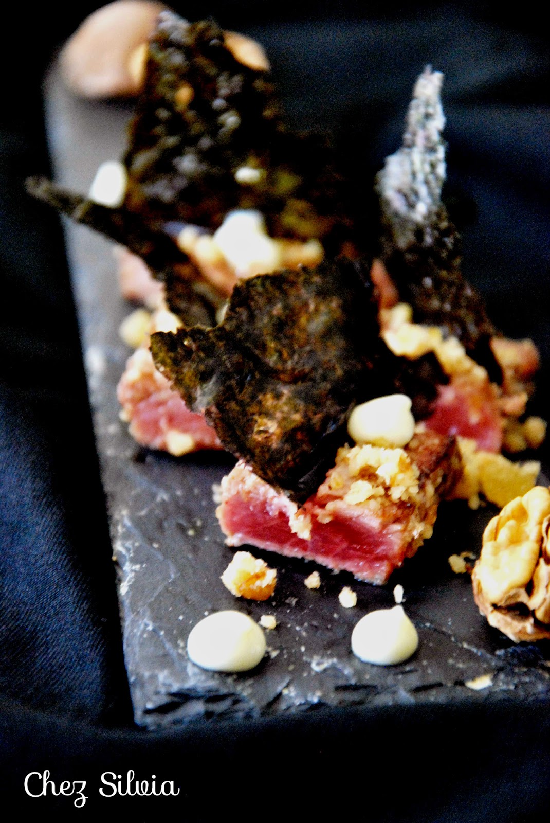 Atún toro cubierto de crumble de nueces y naranja confitada con ...