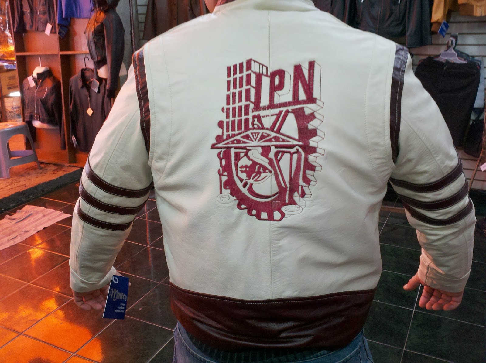 EL PASO DEL BURRO: CHAMARRAS Y PLAYERAS IPN