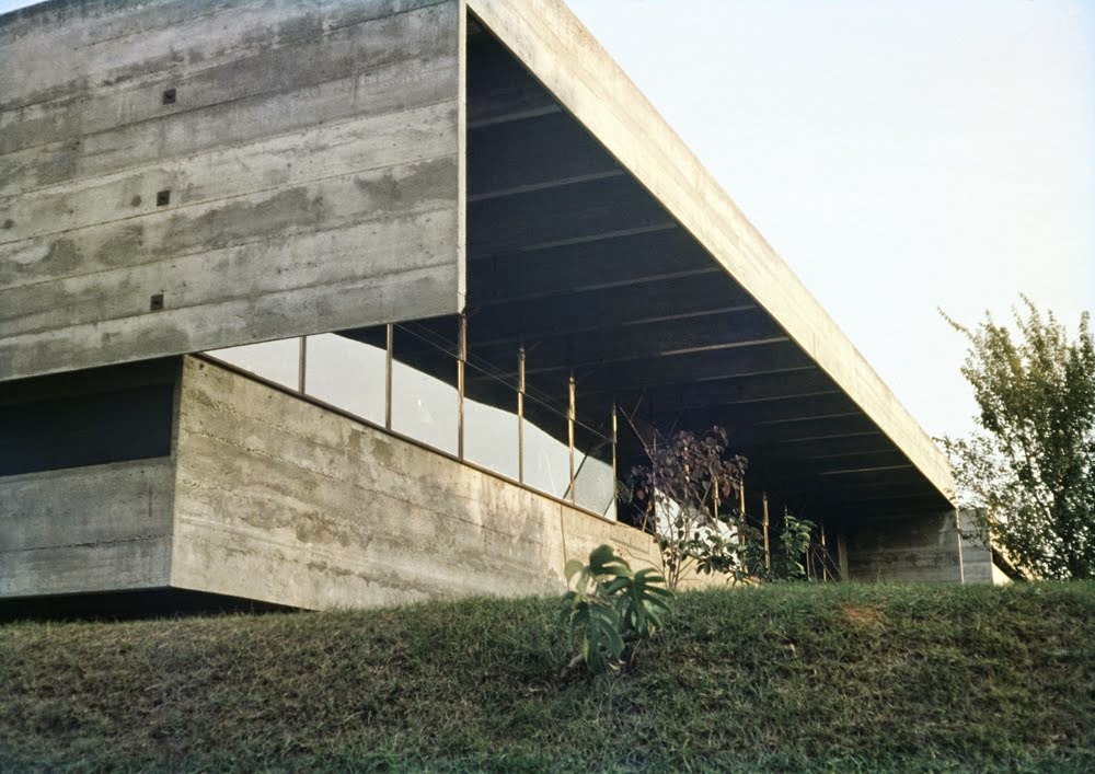 architectureandmadness: Paulo Mendes da Rocha – Casa Butantã – San Paolo