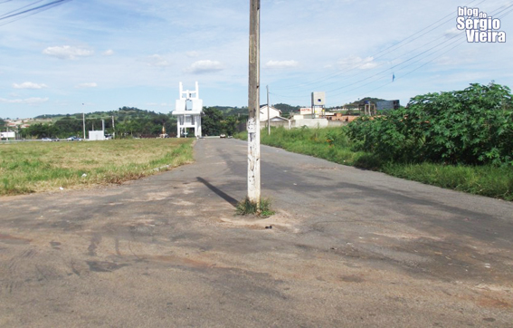 E o poste continua no meio da rua