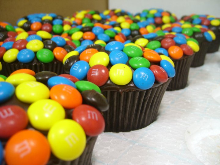 Dona Moça Cakes: Cupcake M&Ms