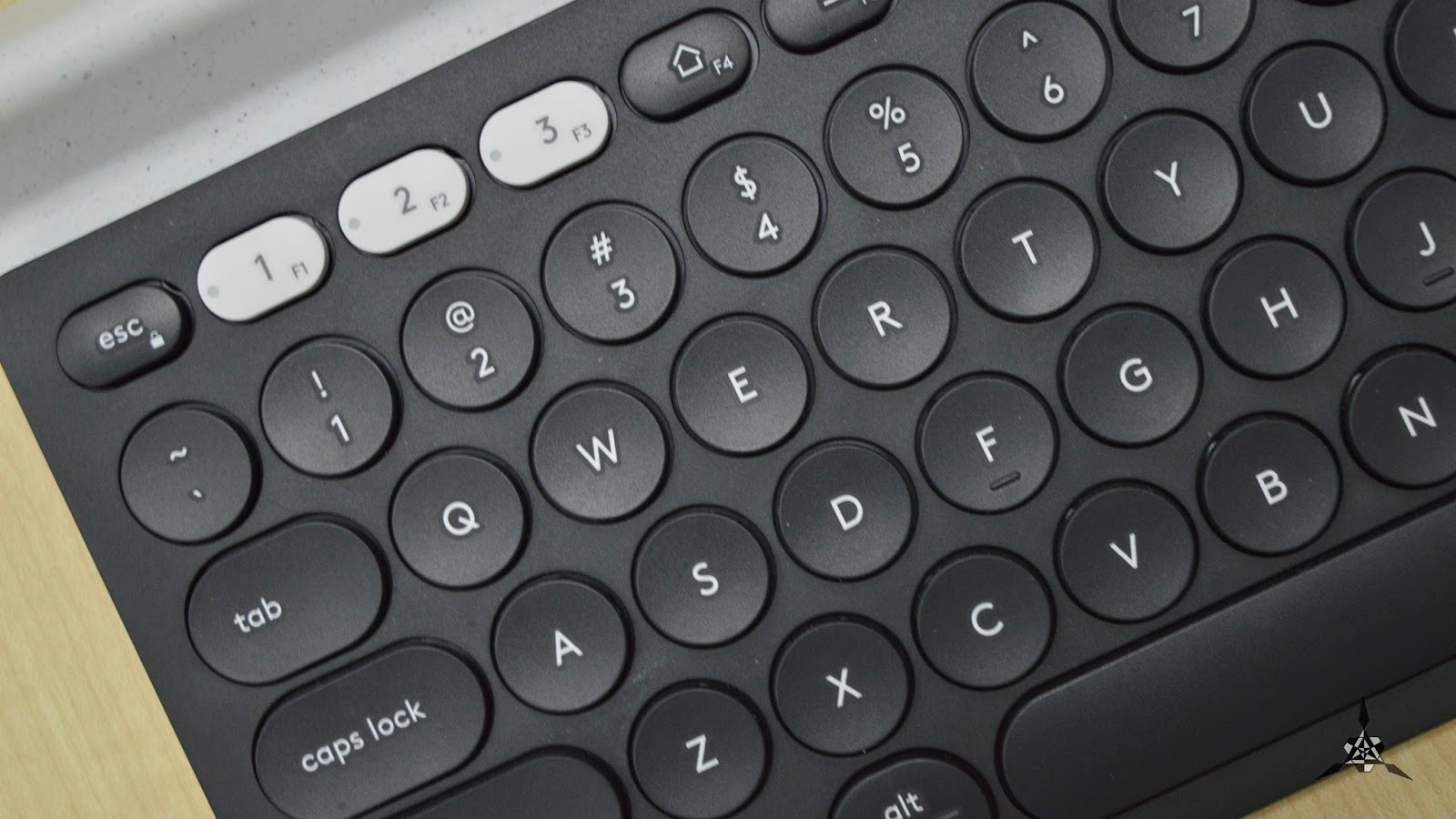 Logitech K780 Multi Device: Unboxing and First Impression | TAV