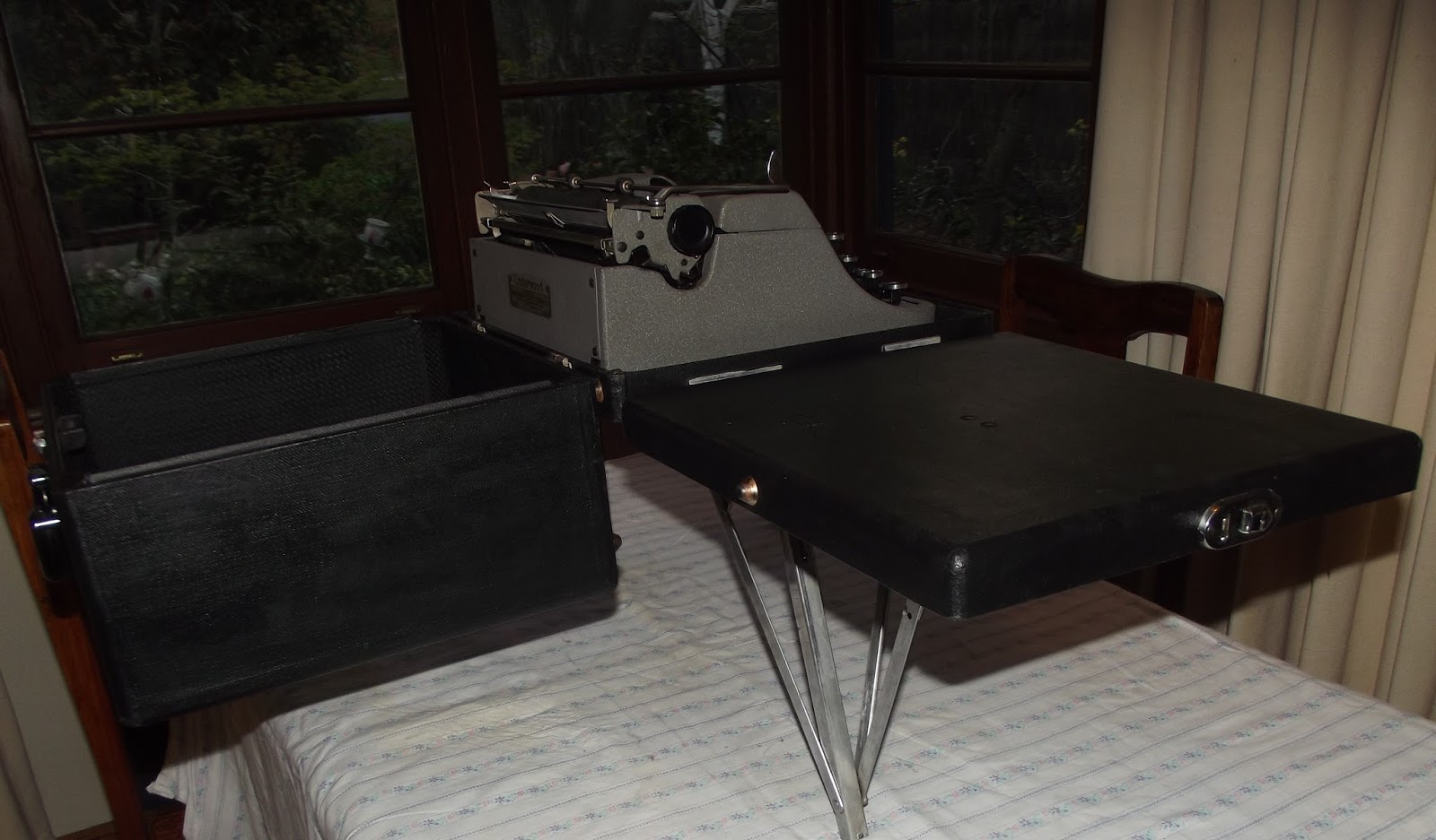 oz.Typewriter: Underwood Portable Typewriter Case Stand