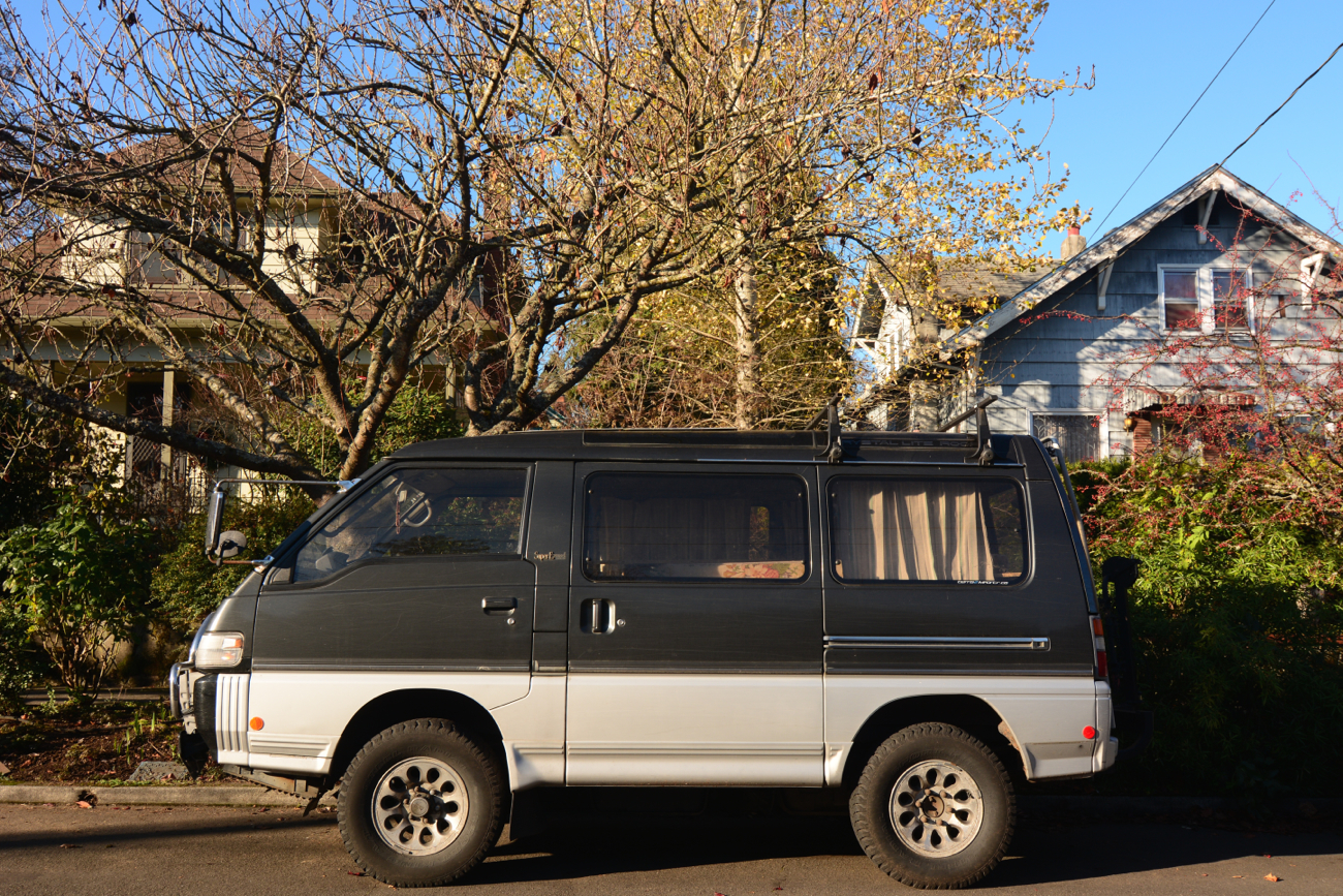 OLD PARKED CARS.: 1991 Mitsubishi Delica Super Exceed.