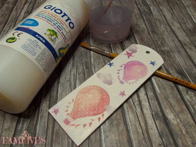 Do you like decoupage; Make your own bookmark with this technique ...