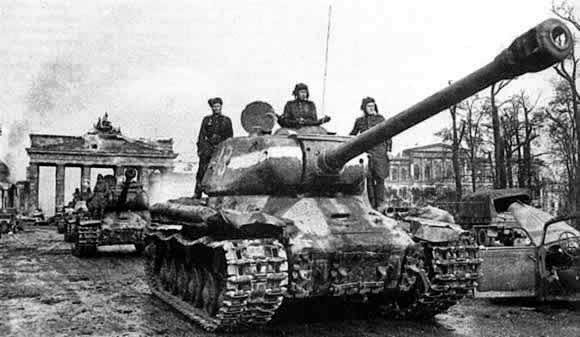 Barbarossa to Berlog: IS-2s in Berlin 1945