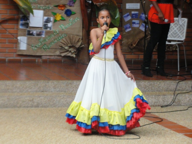 Traje tipico llanero en material reciclable - Imagui