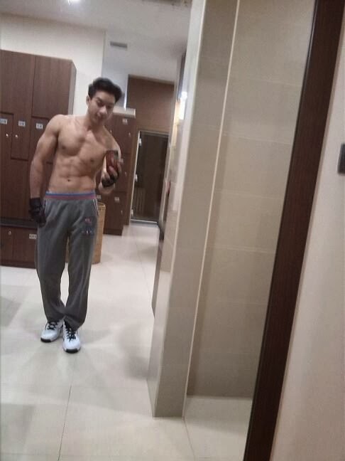 M y a n m a r H u n k s: Shirtless Min Lu Lu @ Selfie