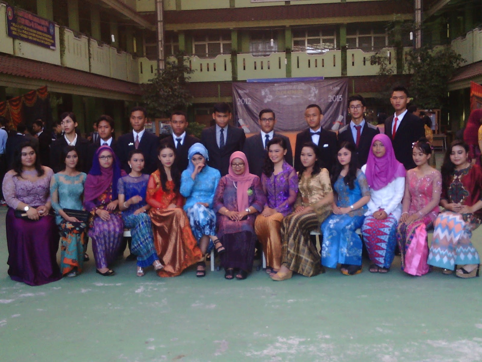 INDAHNYA WISUDA DAN PELEPASAN SISWA KLS XII SMAN 13 JAKARTA TAHUN 2015