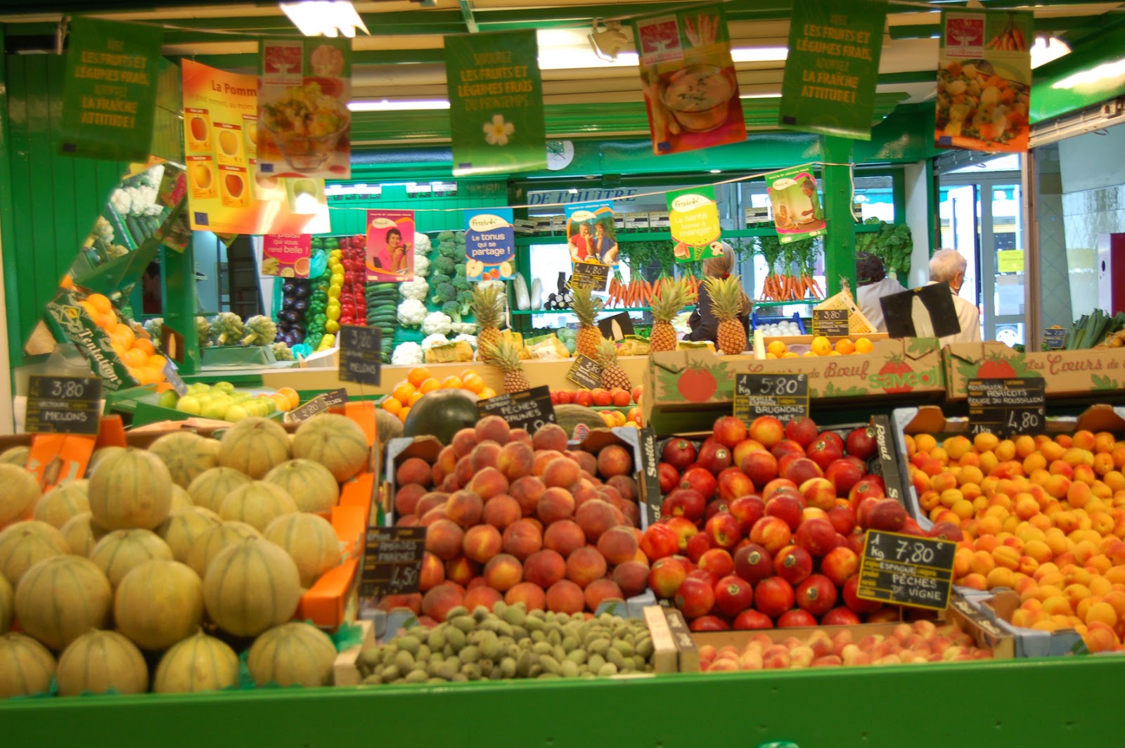 le dimanche indo-européen: l'étalon détala devant l'étalage.