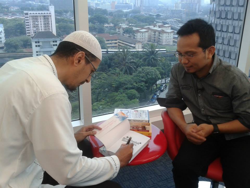 Bersyukurlah: Rakaman resensi buku bersama Sayed Munawar RTM 1