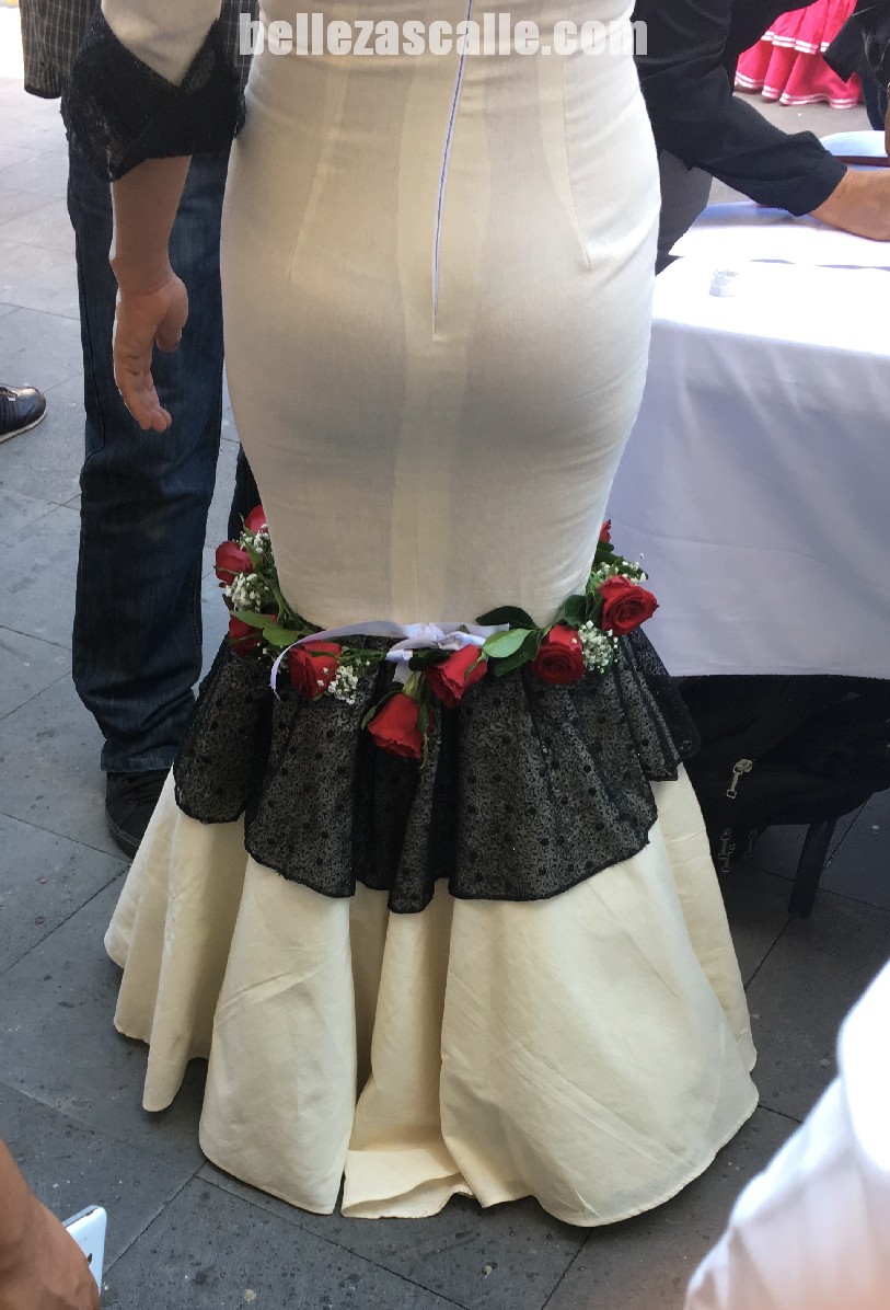 Señoras sexys en vestidos entallados marcando tanga | Mujeres bellas en ...