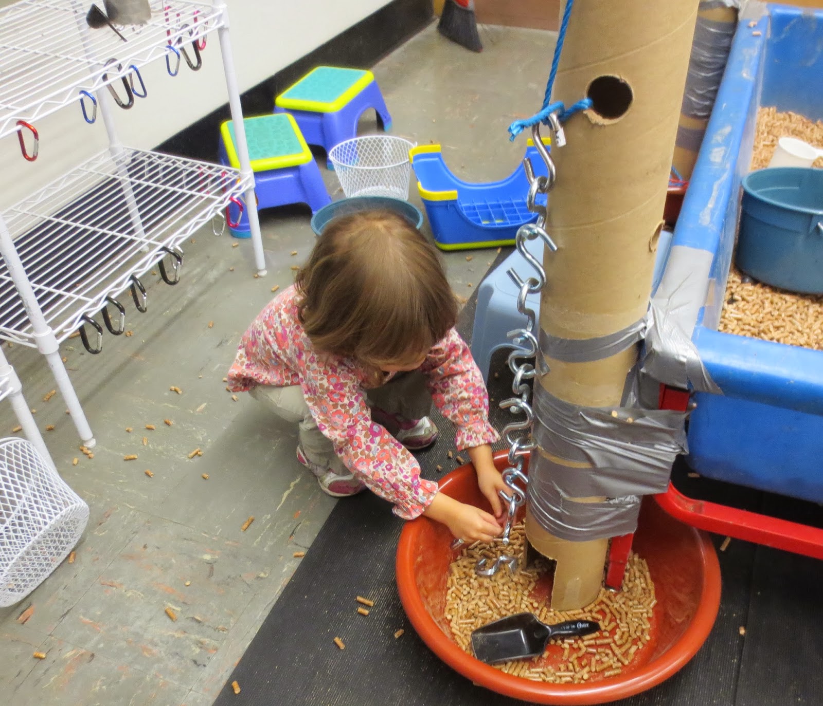 SAND AND WATER TABLES: EXPLORING THE VERTICAL TUBES WITH ROPES