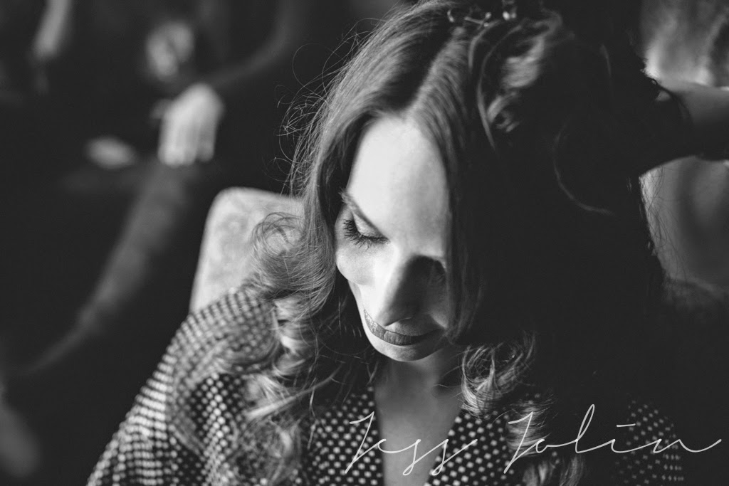 white & emerald winter wedding : willowdale estate : jess jolin photography - Les Fleurs