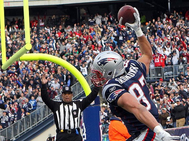 Rob Gronkowski agrees to six-year extension with Pats