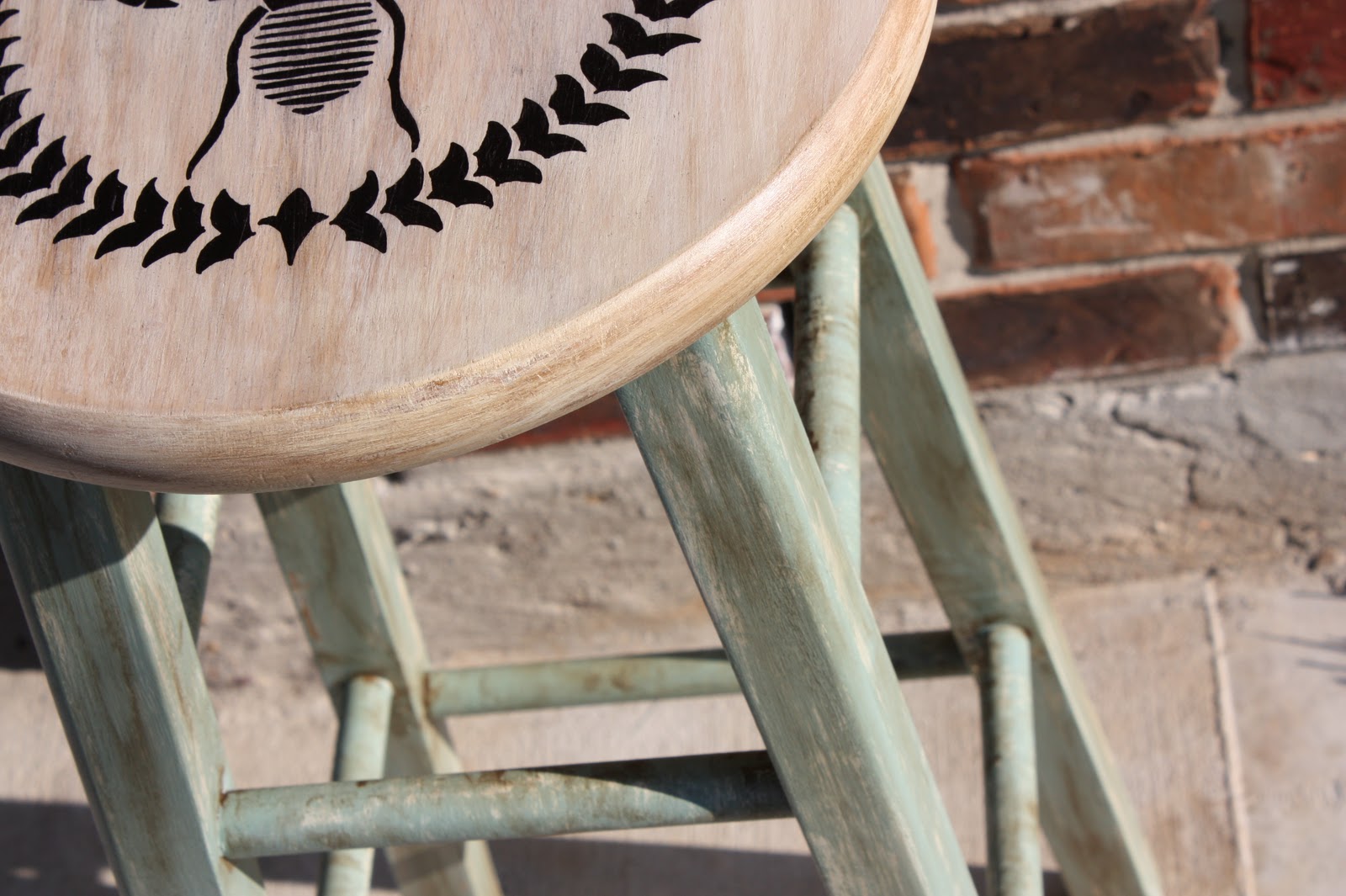 From My Front Porch To Yours: Queen Bee Stool